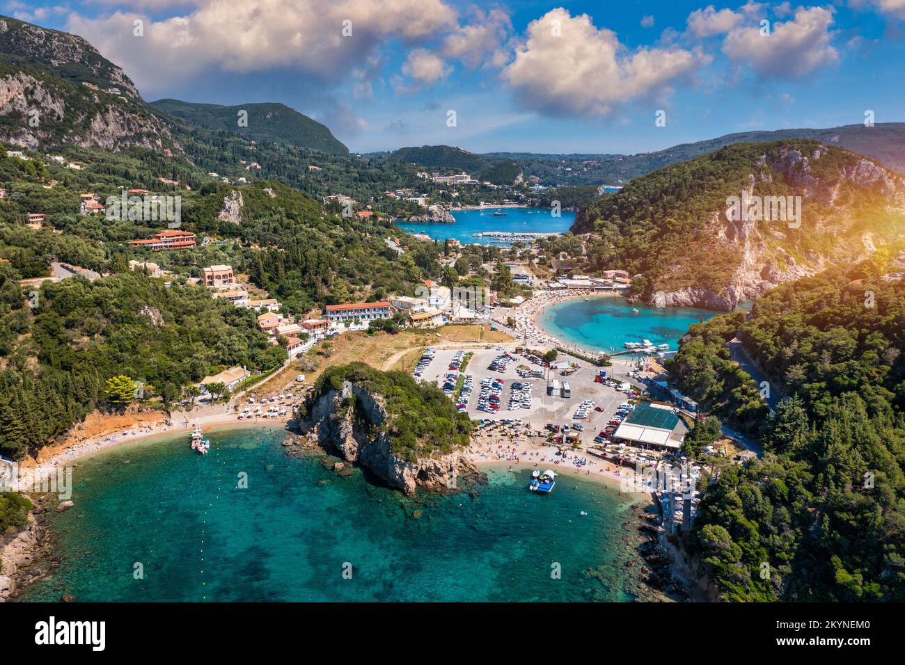 Pittoresque bord de mer de Paleokastritsa, Corfou, Grèce. Belle baie de Paleokastritsa dans l ...