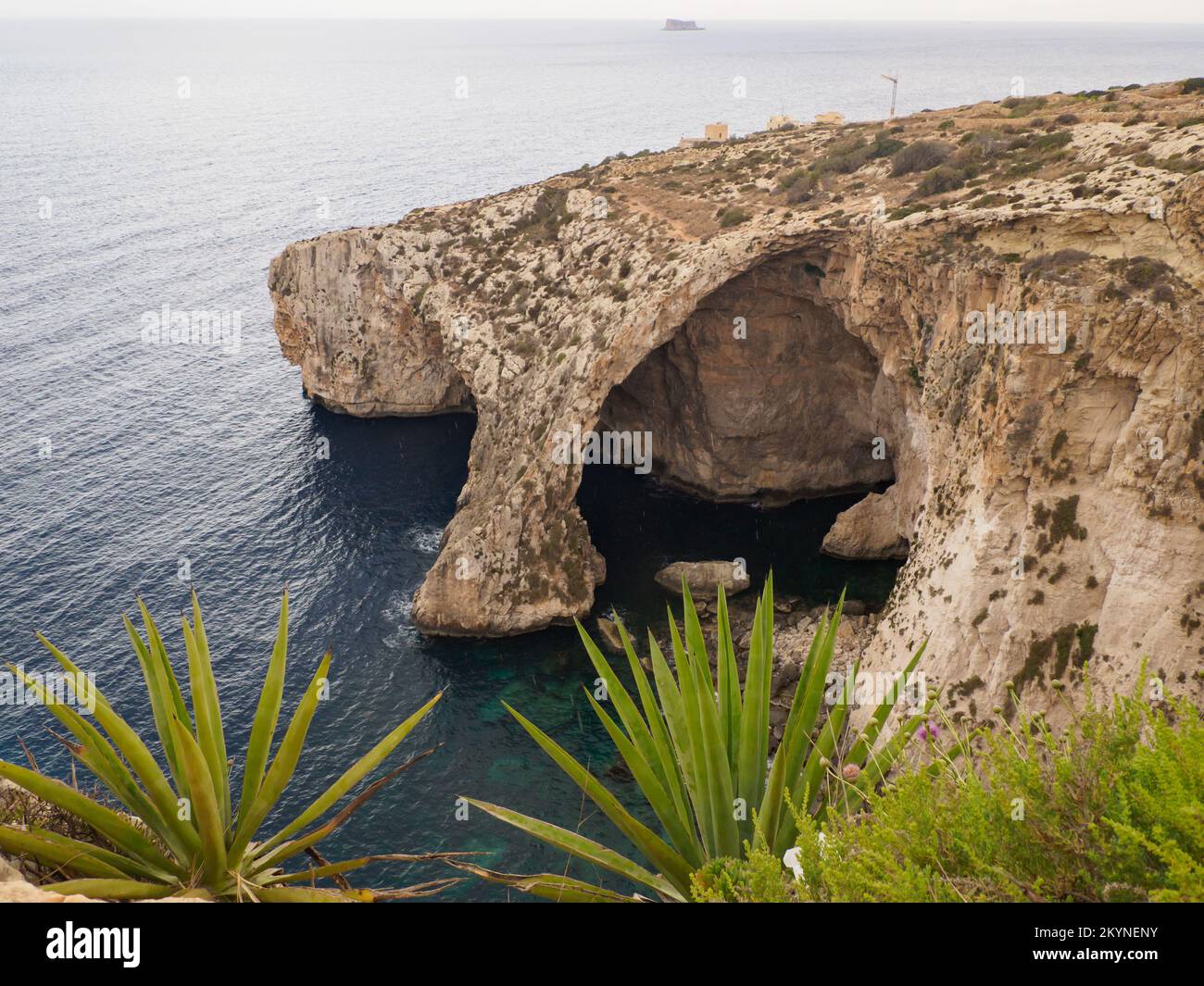 Vue sur l'eau de mer bleue et la magnifique arche de calcaire et grotte ...