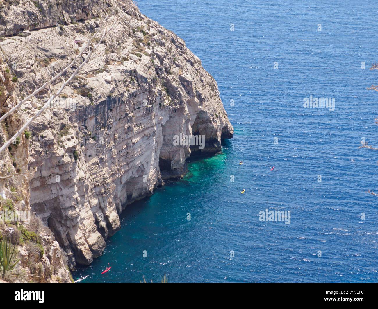 Vue sur l'eau de mer bleue et la magnifique arche de calcaire et grotte ...