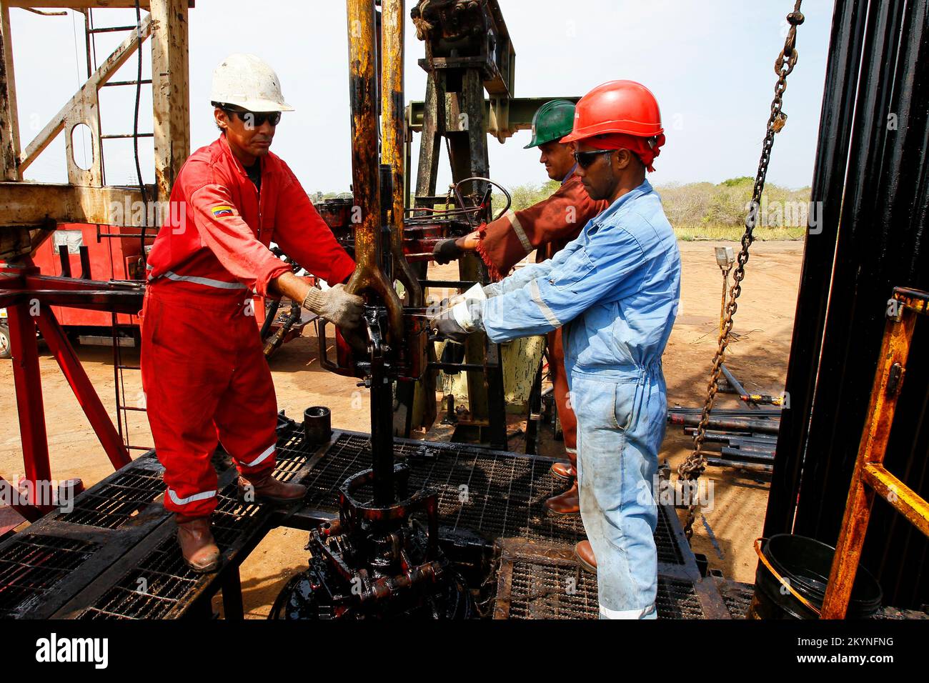 Des travailleurs de la Compagnie pétrolière nationale du Venezuela ...