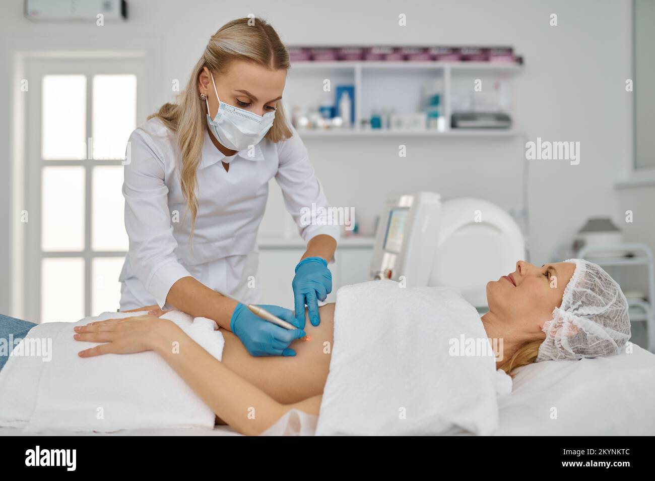 Gros plan sur la procédure de cosmétologie d'épilation électrique pour ...