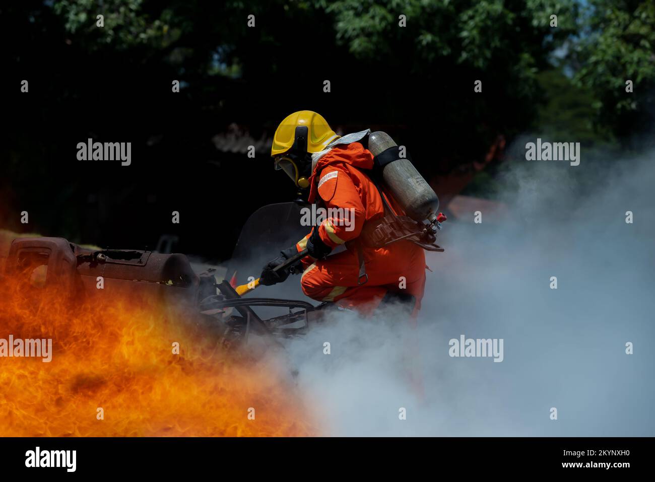 Pompier formation de sauvetage pour arrêter de brûler des flammes ...