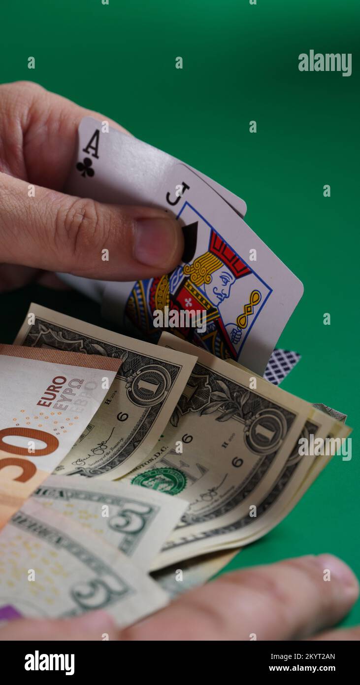 Cartes de poker avec une combinaison de paires. Gros plan d'une main de ...
