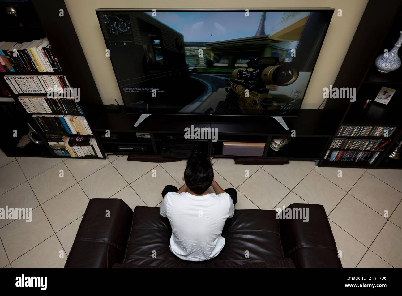 un garçon de 18 ans jouant à un jeu vidéo de combat sur grand écran de ...