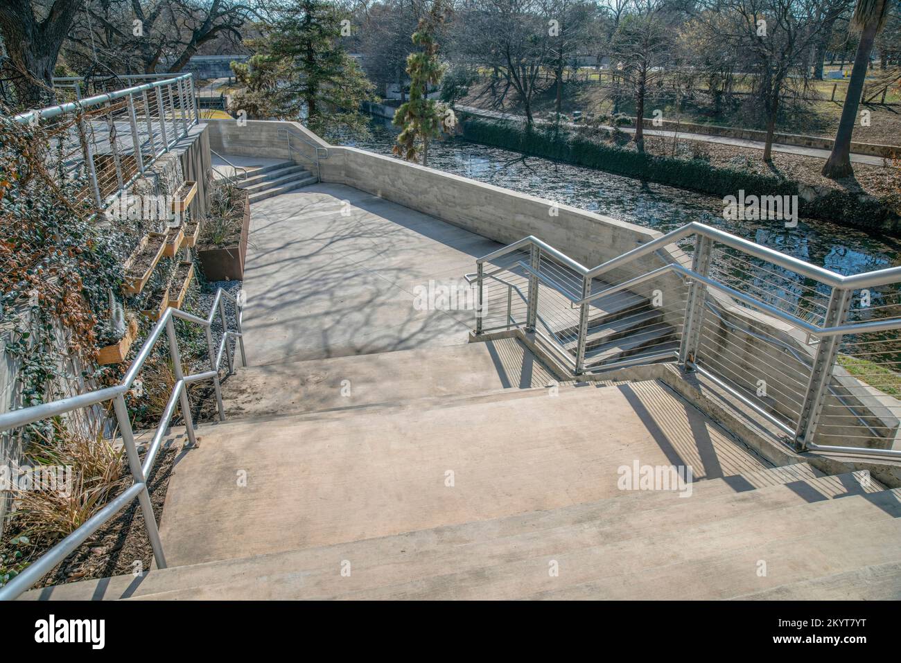 Escalier extérieur avec vue sur le canal et le parc à San Antonio River ...