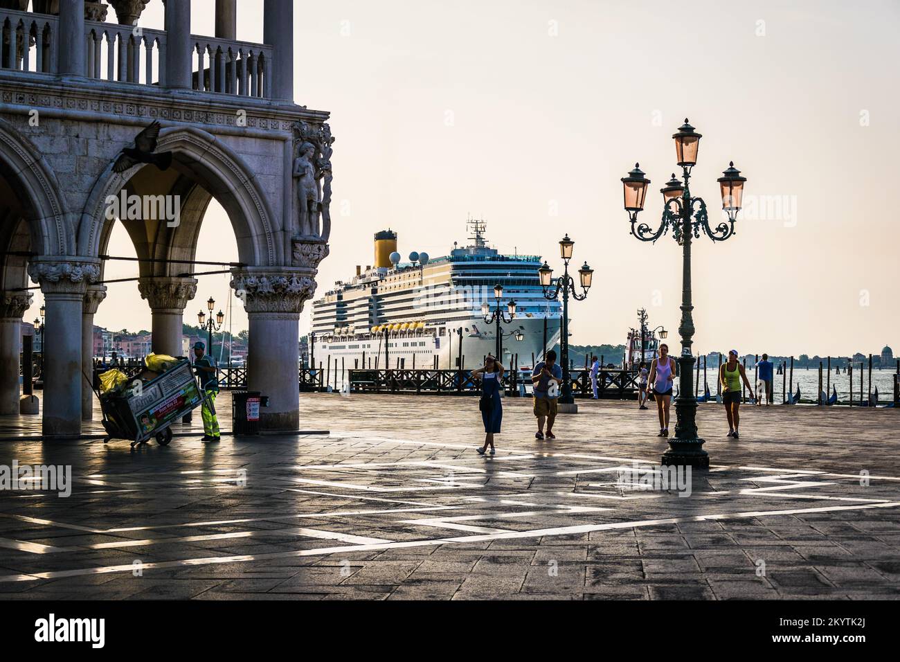 Un bateau de croisière de la compagnie de navigation Costa entre dans ...