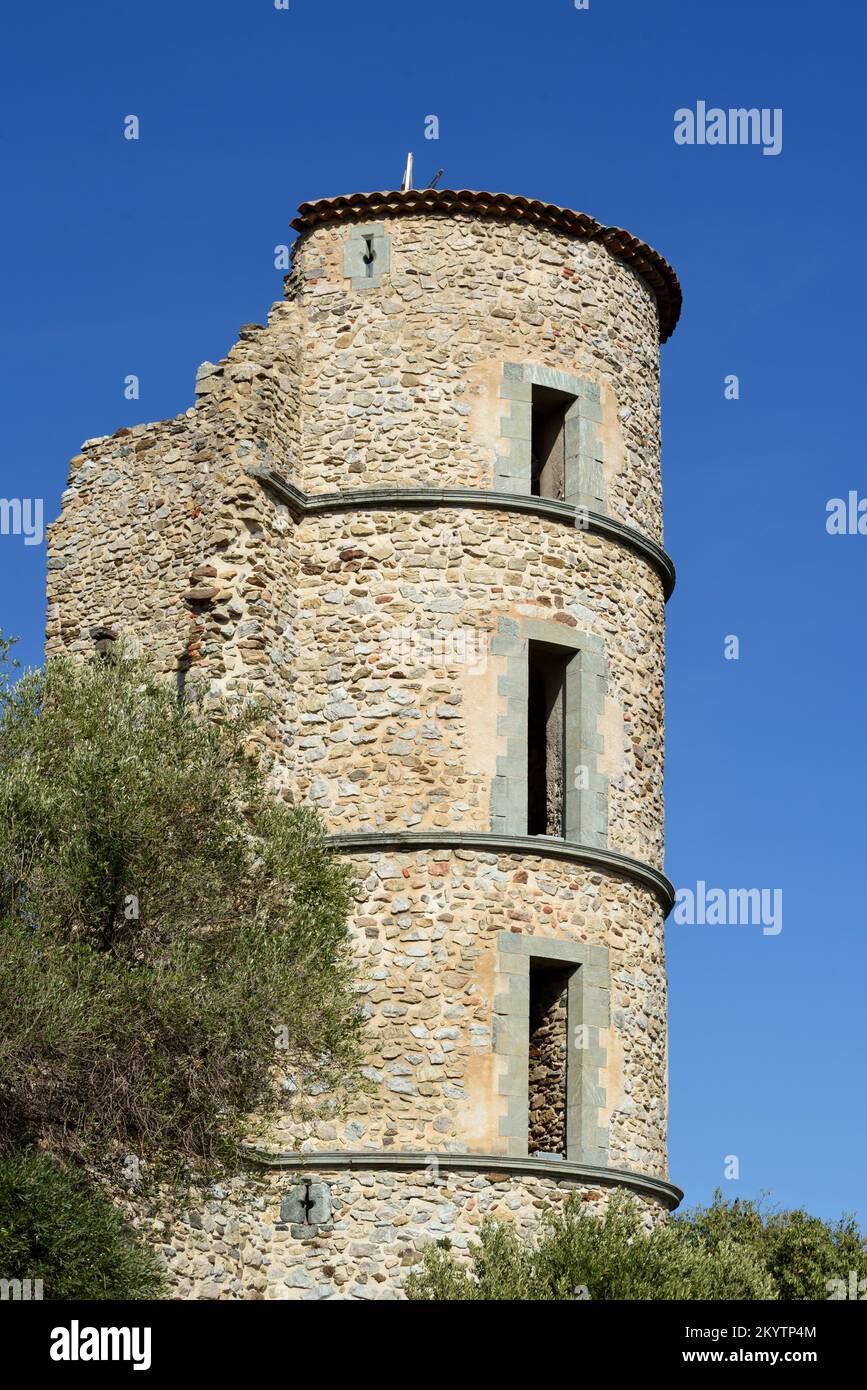 Tour médiévale en pierre du château historique de Grimaud ou du château ...
