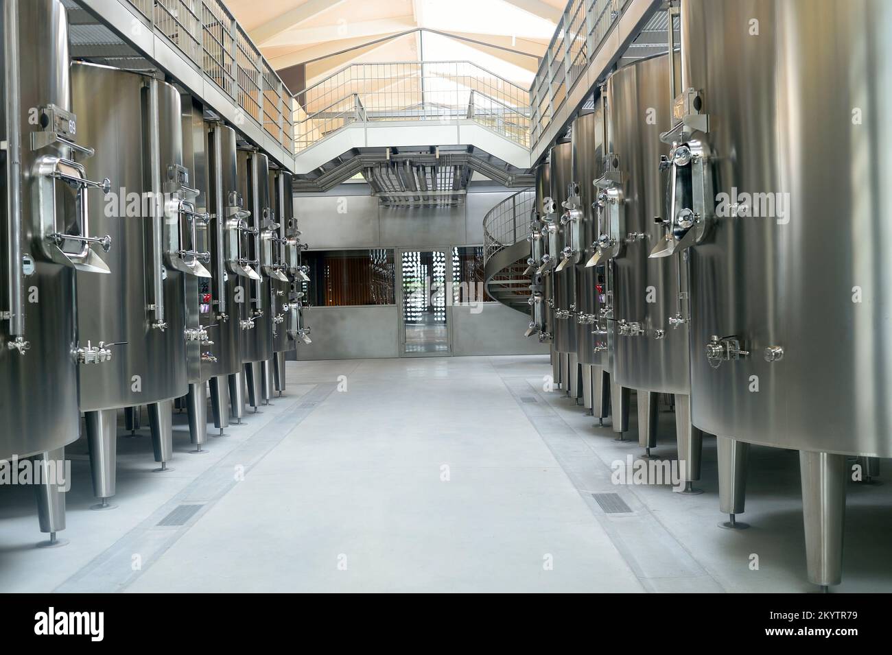 MARGAUX, FRANCE - AUGIST 13, 2015: Cuves métalliques sur l'usine de vin ...