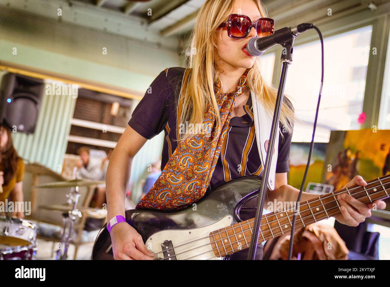 Girl with a bass guitar Banque de photographies et d’images à haute ...