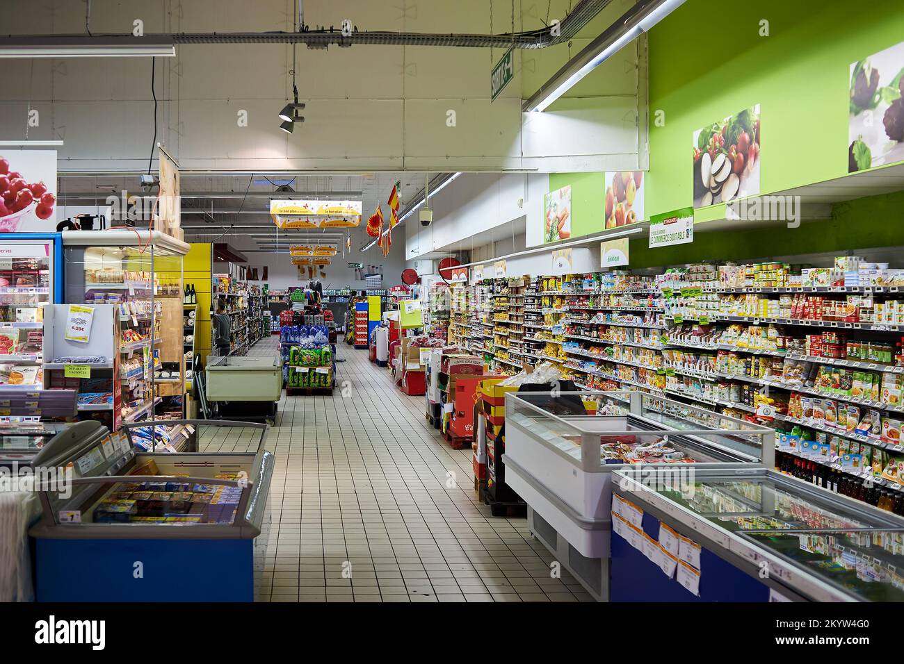 BEGLES, FRANCE - 13 AOÛT 2015 : intérieur de supermarché du marché ...