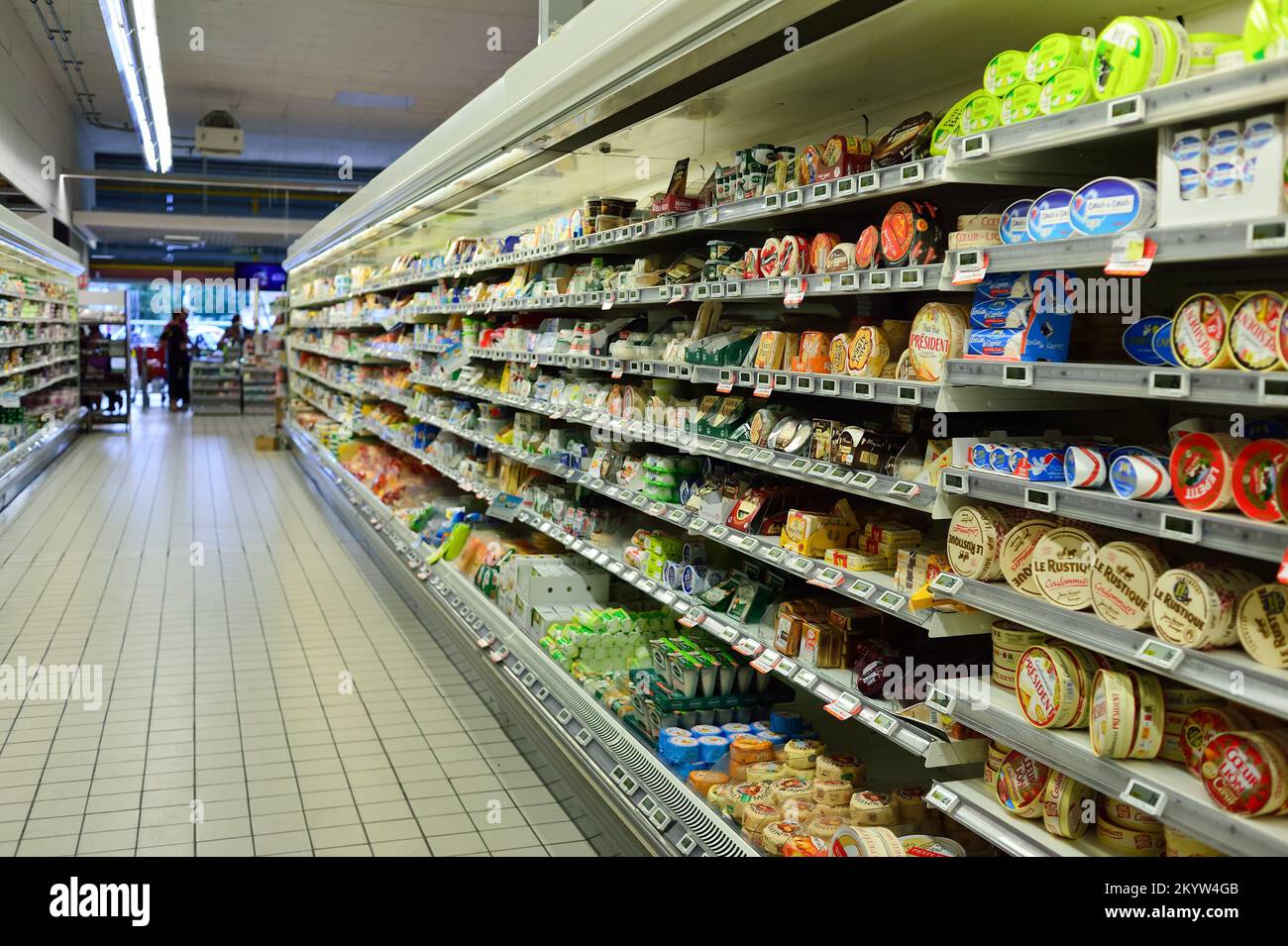 BEGLES, FRANCE - 13 AOÛT 2015 : intérieur de supermarché du marché ...