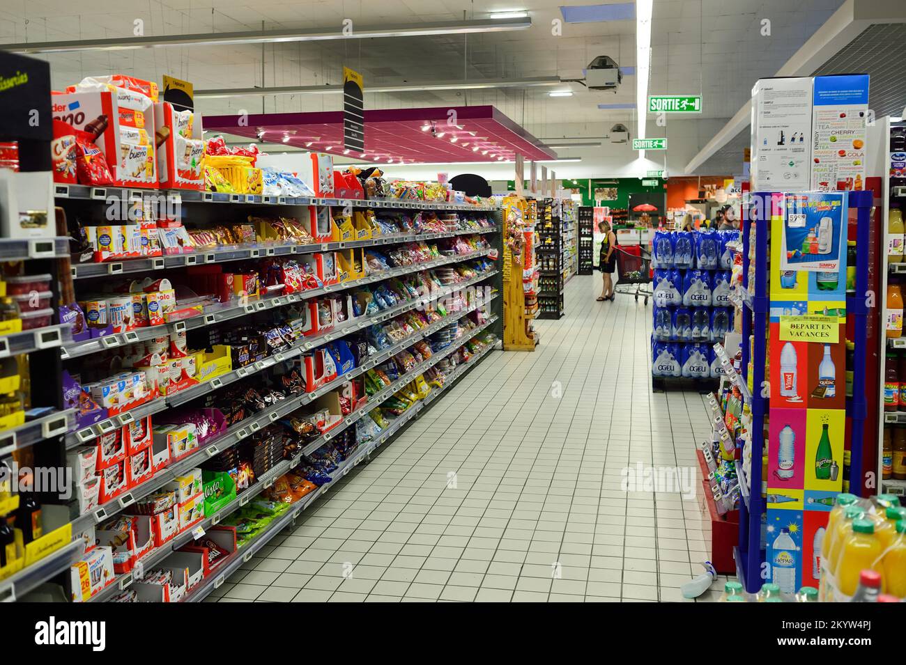 BEGLES, FRANCE - 13 AOÛT 2015 : intérieur de supermarché du marché ...