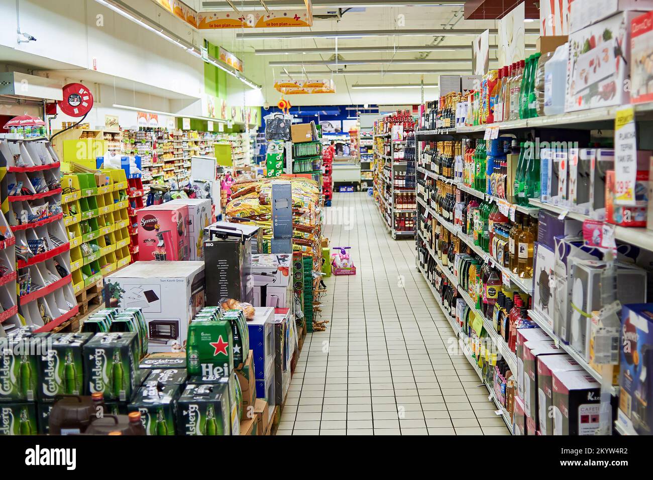 BEGLES, FRANCE - 13 AOÛT 2015 : intérieur de supermarché du marché ...
