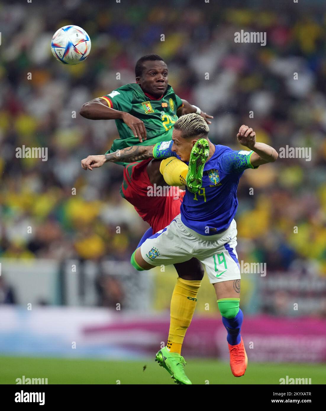 Tolo Nouhou au Cameroun et Antony au Brésil (à droite) se battent pour ...