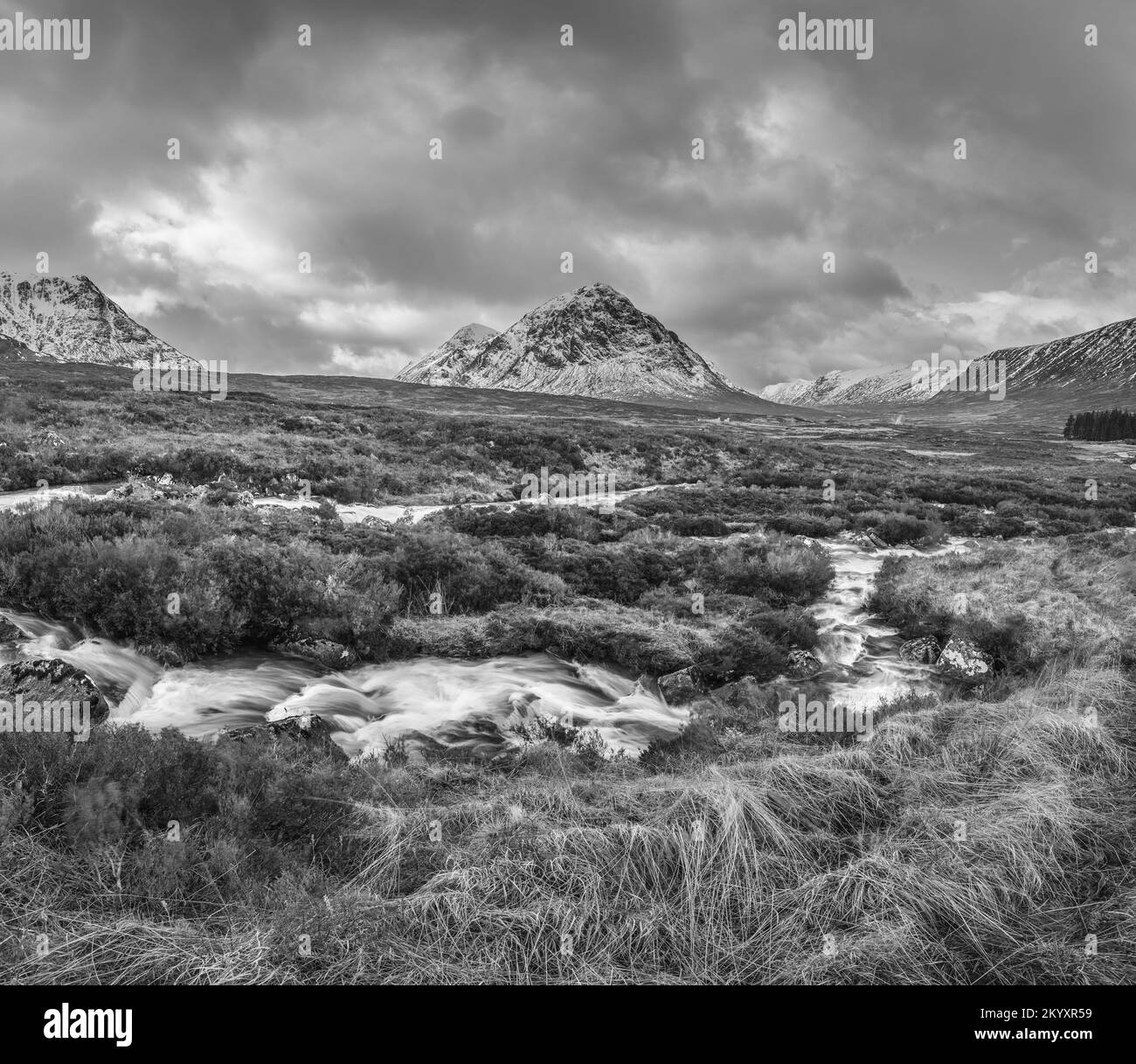 Noir et blanc magnifique paysage d'hiver de la rivière Etive en premier ...