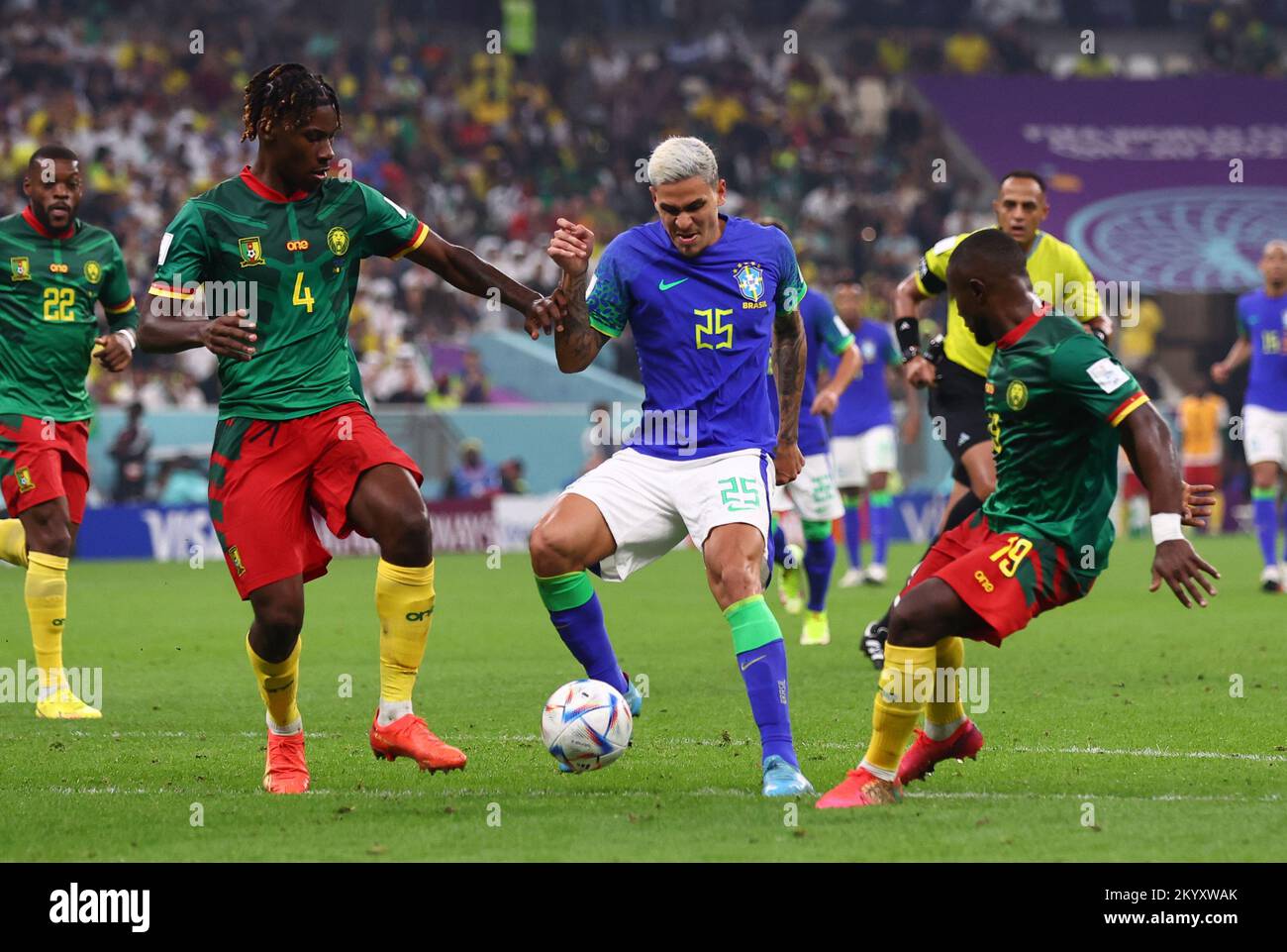 Doha, Qatar, 2nd décembre 2022. Christopher Wooh du Cameroun s'attaque ...