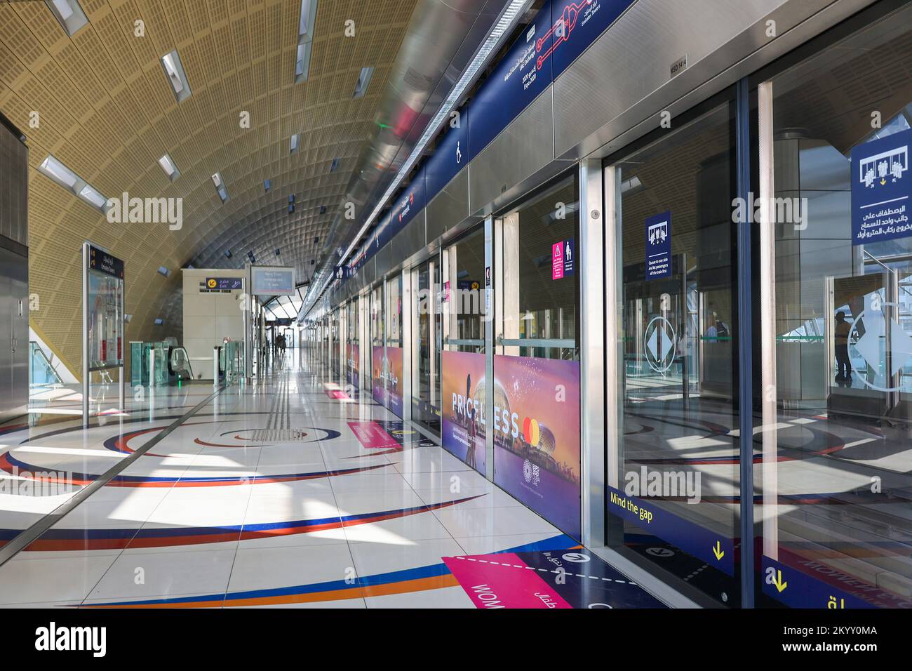 Dubai metro subway station architecture modern dubai Banque de ...