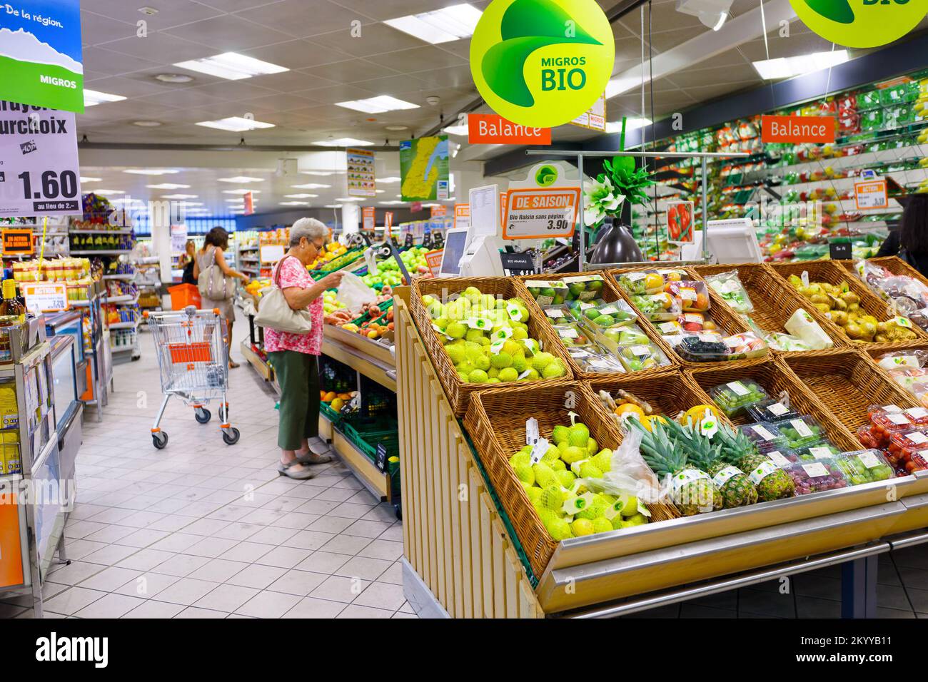 GENÈVE, SUISSE - 15 SEPTEMBRE 2014 : intérieur du supermarché Migros ...