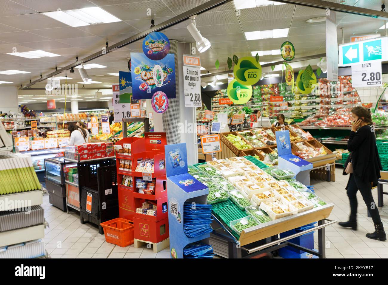 GENÈVE, SUISSE - 15 SEPTEMBRE 2014 : intérieur du supermarché Migros ...