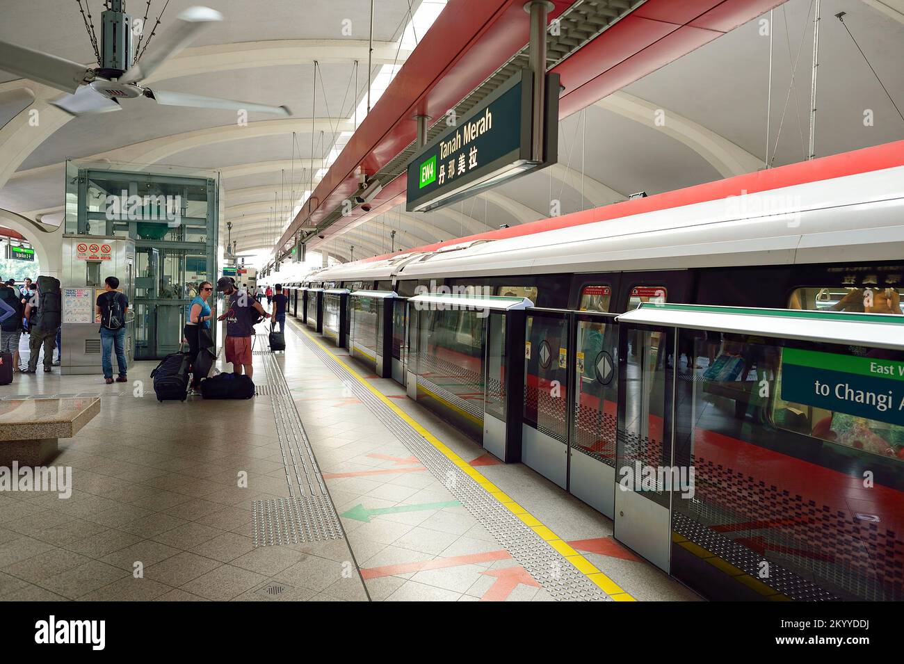 SINGAPOUR - 07 NOVEMBRE 2015 : portes d'écran de plate-forme mi-hauteur ...