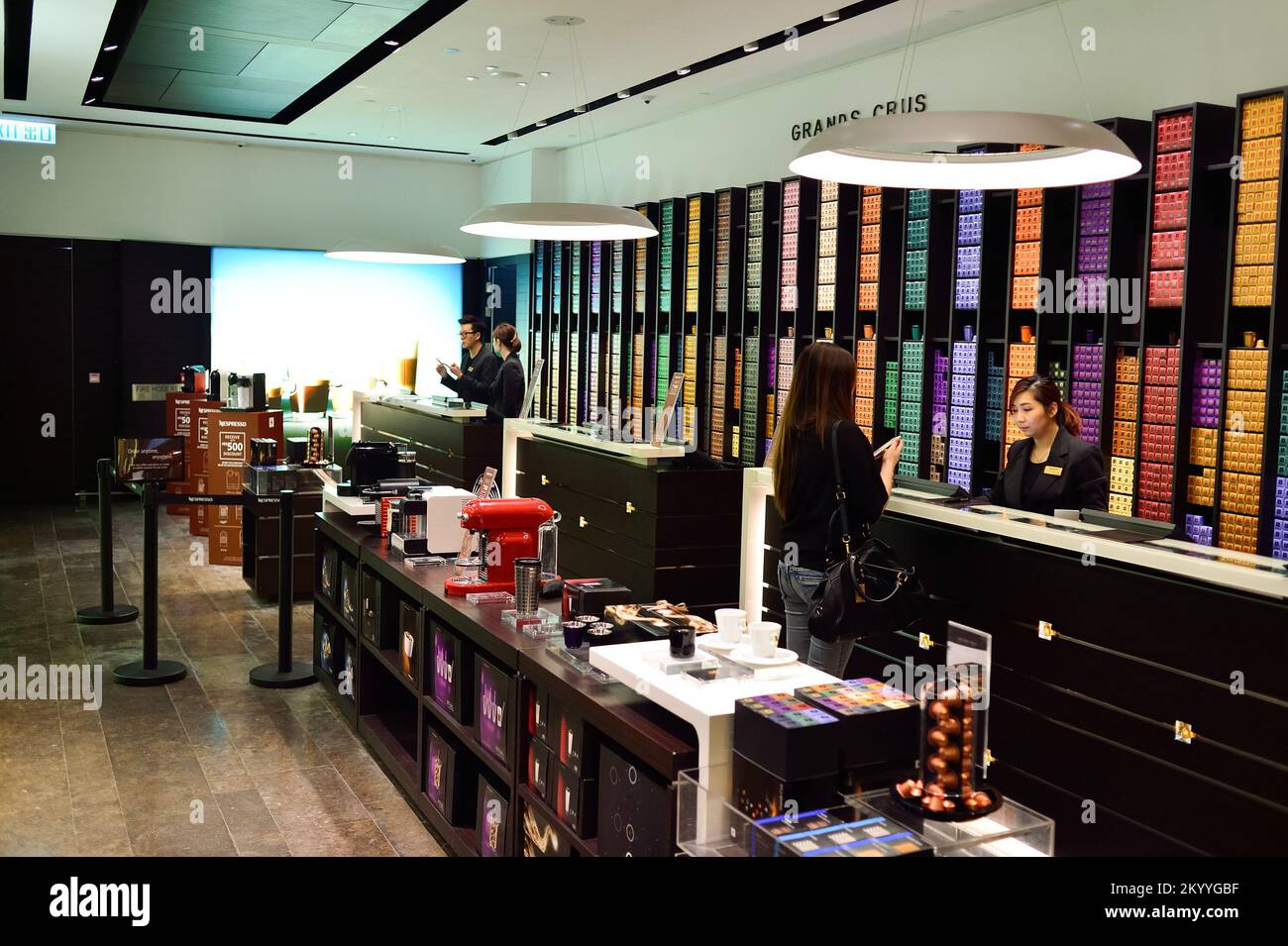 HONG KONG - 5 MAI 2015 : intérieur de la boutique Nespresso. Nespresso ...