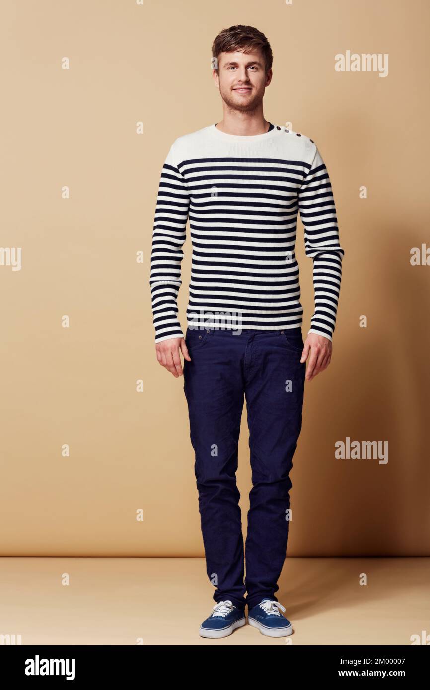 Faire attention au style. Portrait en studio complet d'un jeune homme ...
