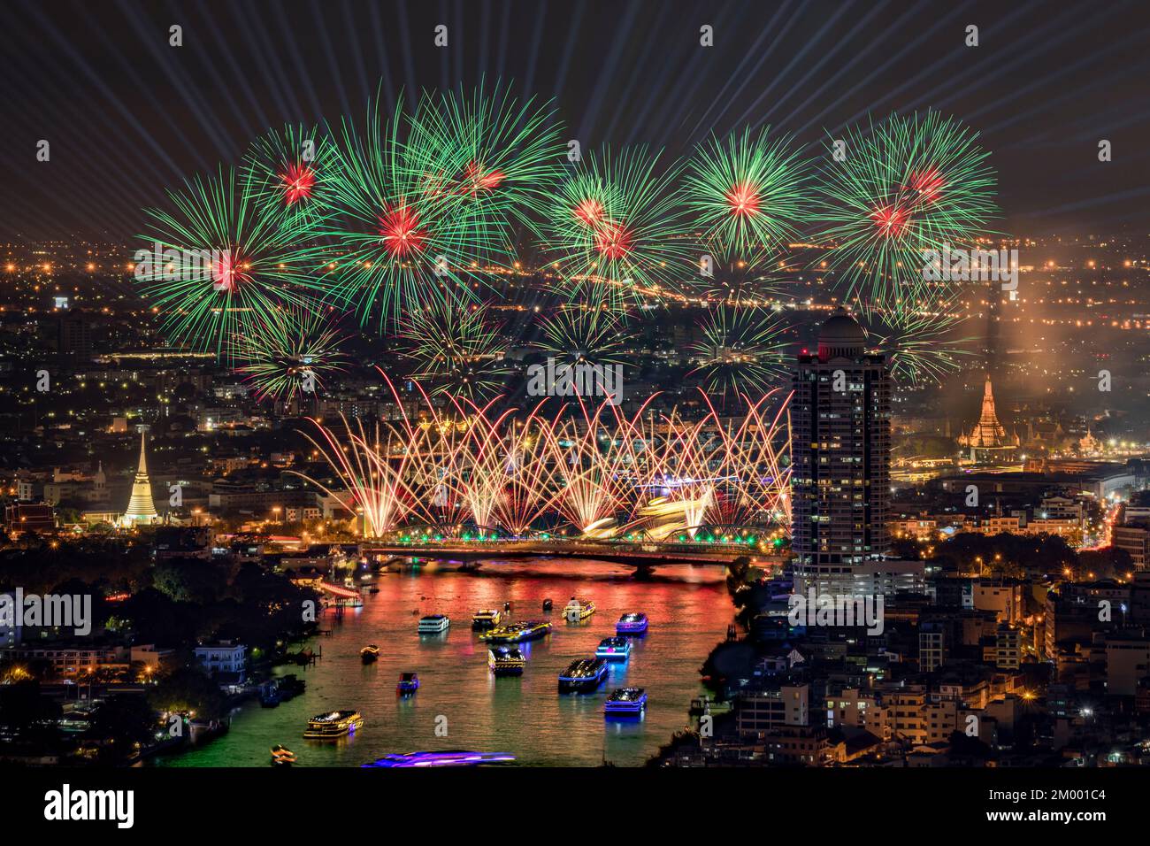 Les magnifiques feux d'artifice et les monuments emblématiques de ...