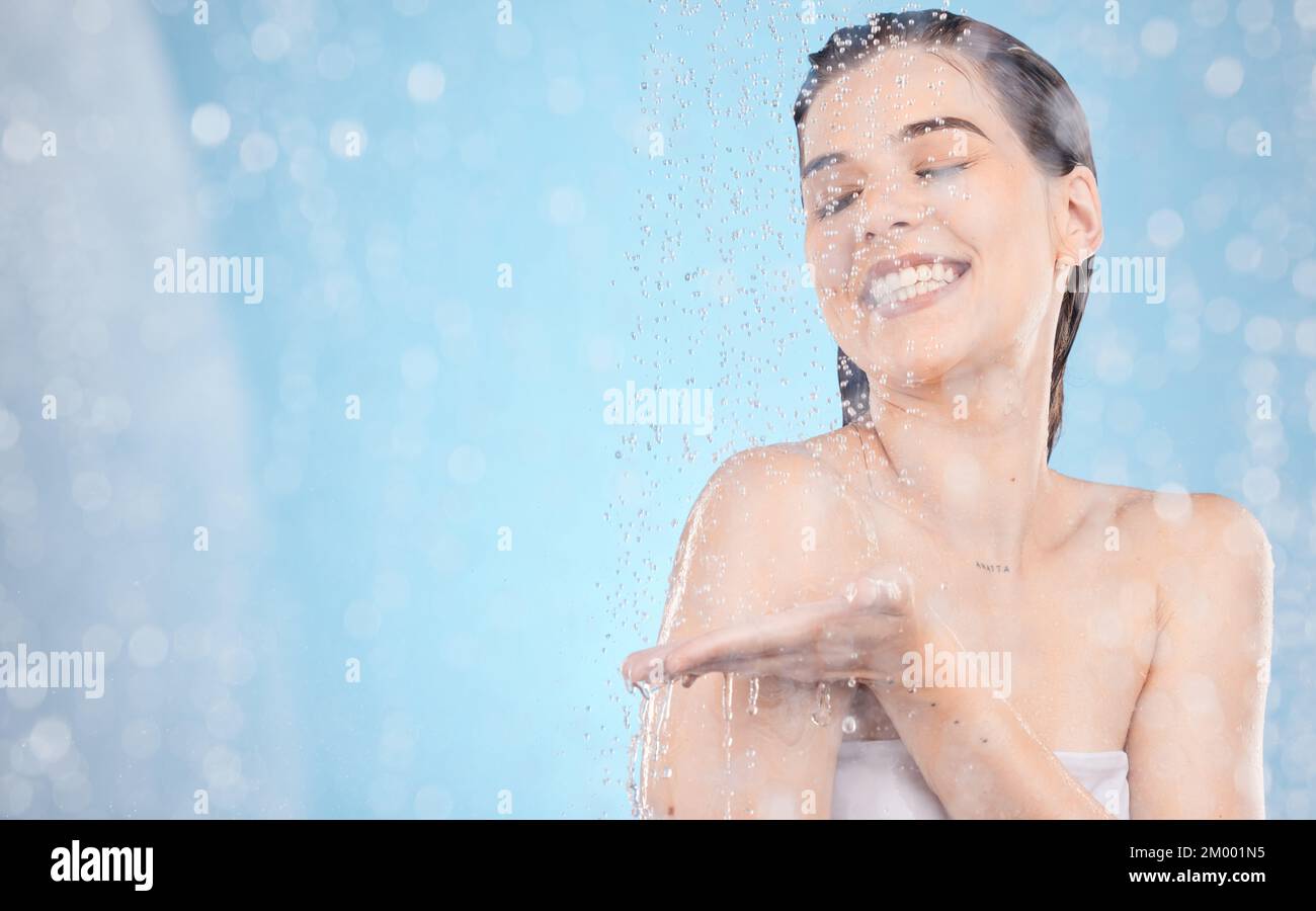 Eau, nettoyage et mockup avec une femme dans la douche en studio sur un ...