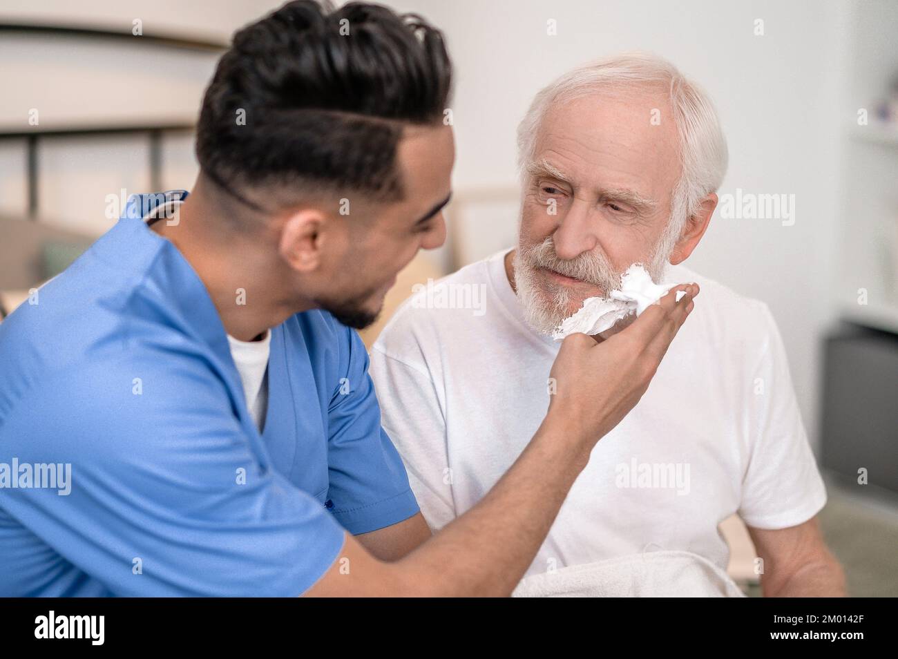 Aide soignant personne âgé Banque de photographies et d’images à haute ...