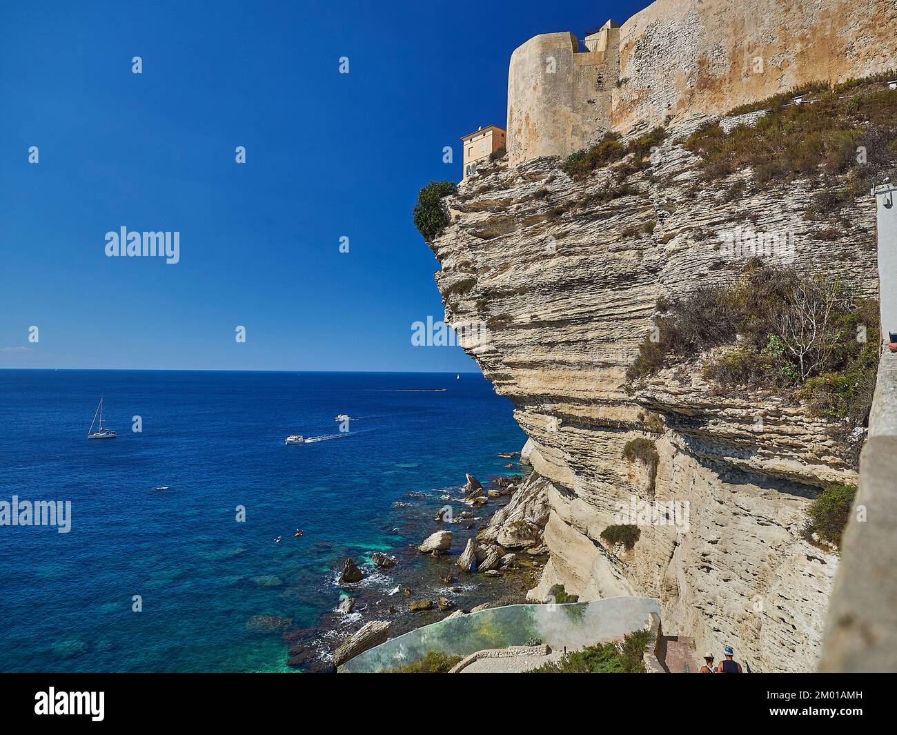 La ville de Bonifacio est située sur une falaise blanche, entourée par ...