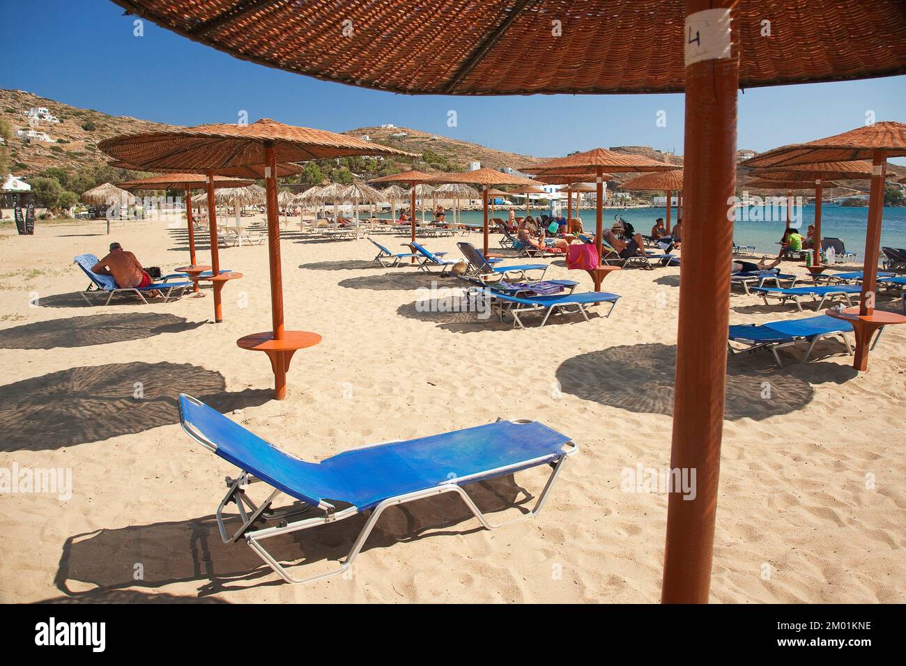 Les touristes se bronzer sous les parasols de chaume à la plage de ...