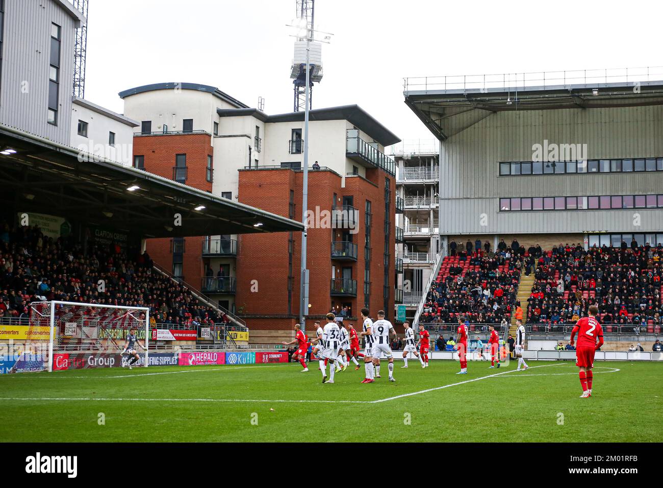 Harry Lewis, gardien de but de Bradford City, sauve un coup de pied ...