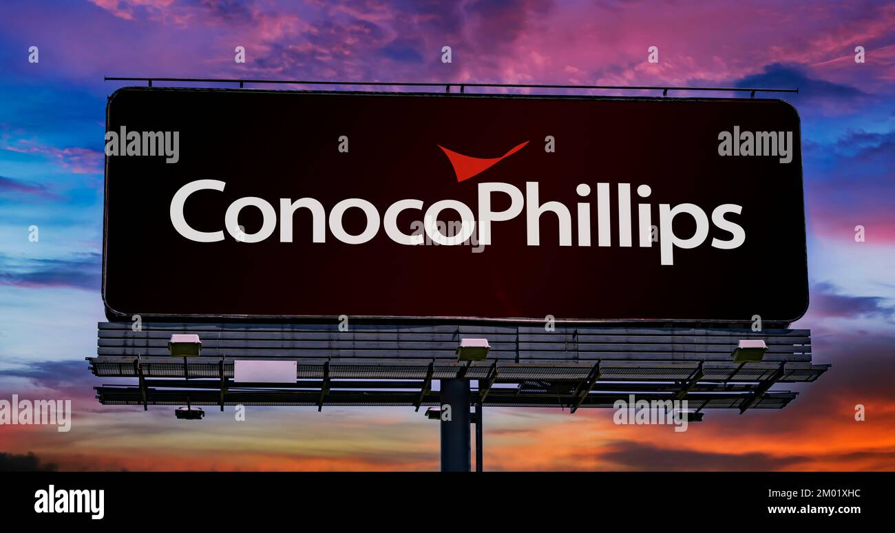 POZNAN, POL - JUL 20, 2022: Panneau publicitaire affichant le logo de ConocoPhillips, une ...
