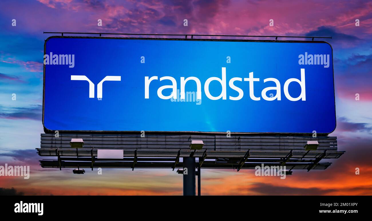 POZNAN, POL - JUL 20, 2022: Panneau publicitaire affichant le logo de ...