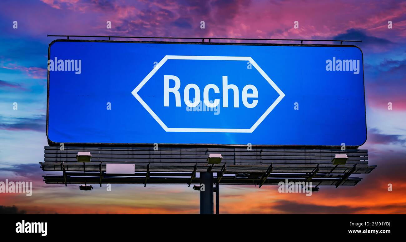 POZNAN, POL - OCT 28, 2022: Panneau publicitaire affichant le logo de ...