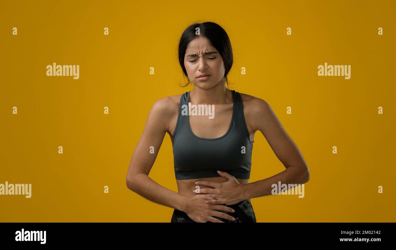 Malade Femme indienne souffrant de douleurs d'estomac tenant le ventre ...