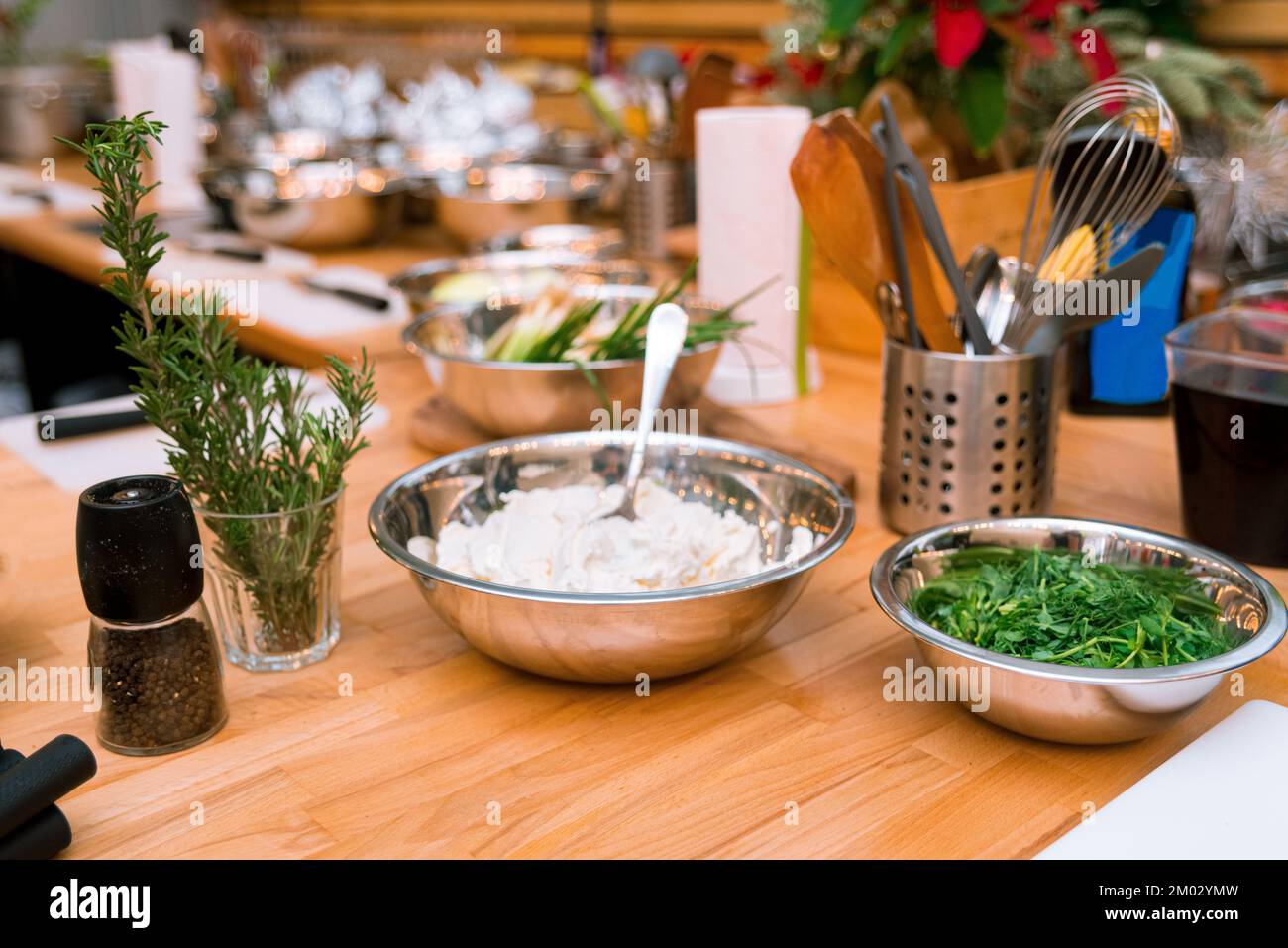 Table de cuisine avec des ingrédients crus et des outils de cuisson ...