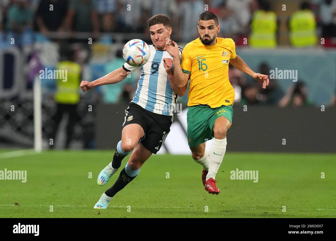 Julian Alvarez (à gauche), en Argentine, et Aziz Behich, en Australie ...