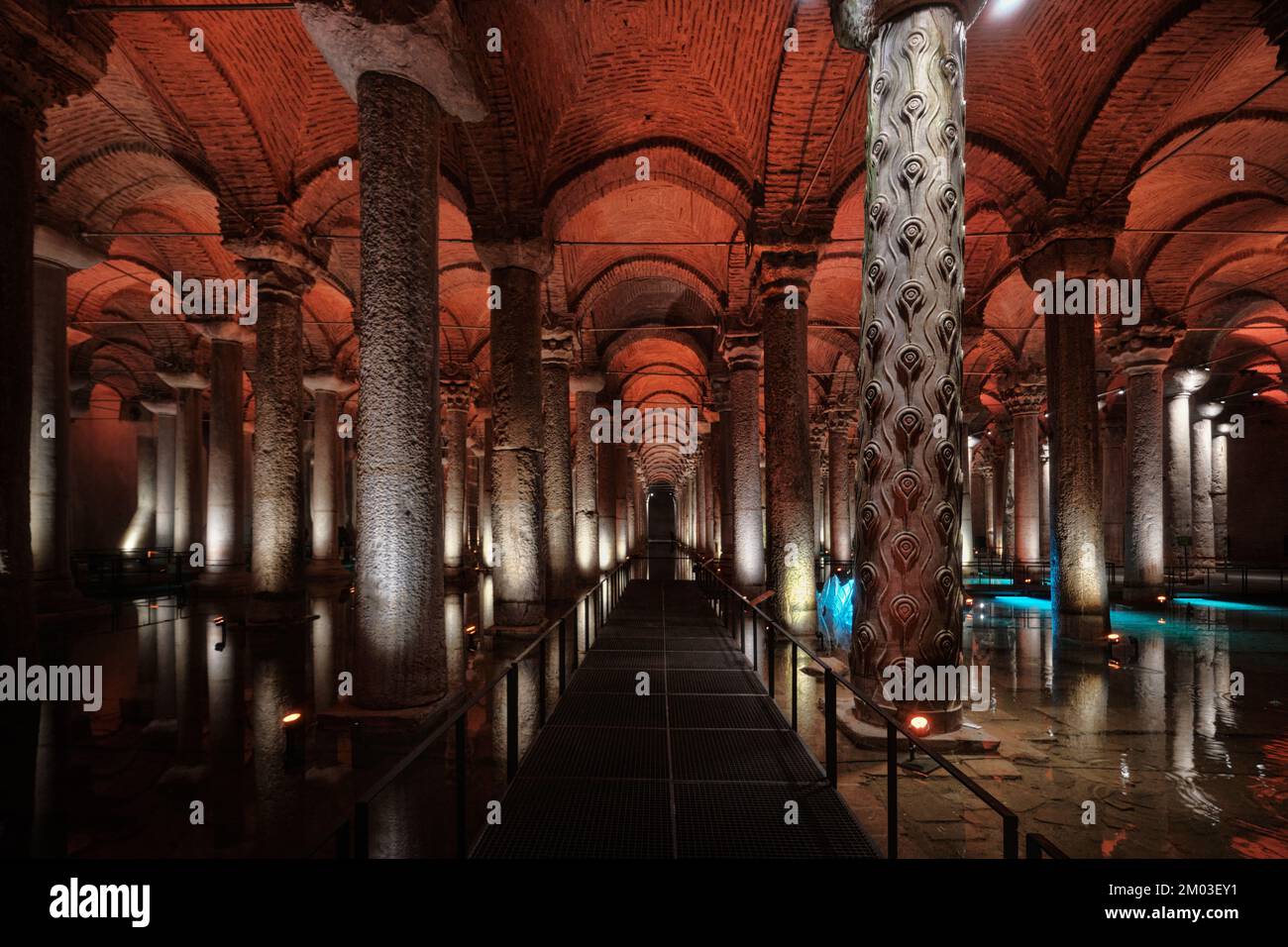 Istanbul, Turquie - 4 décembre 2022 : vue intérieure illuminée de la Citerne Basilique ou ...
