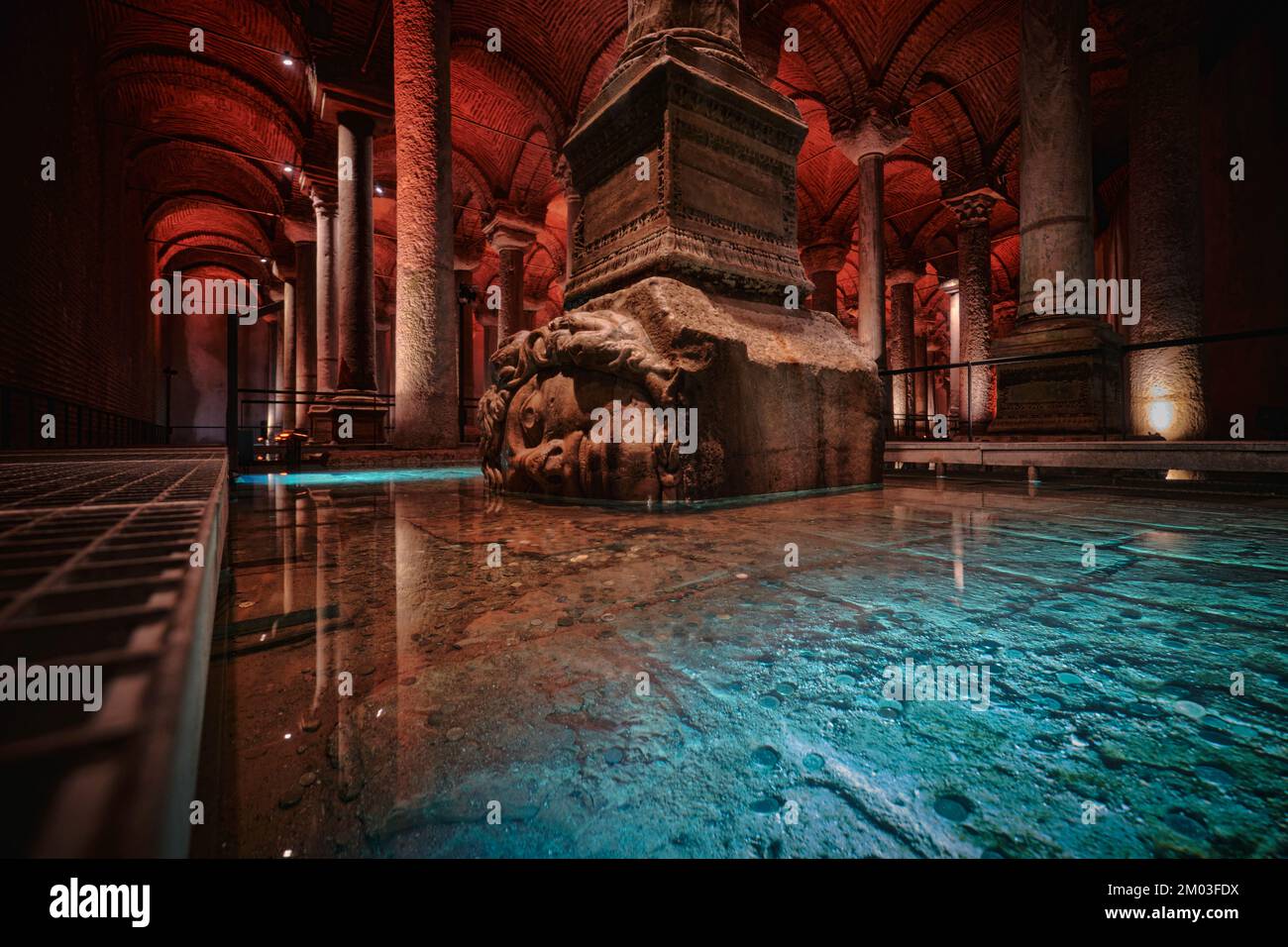 Istanbul, Turquie - 4 décembre 2022 : vue intérieure illuminée de la Citerne Basilique ou ...