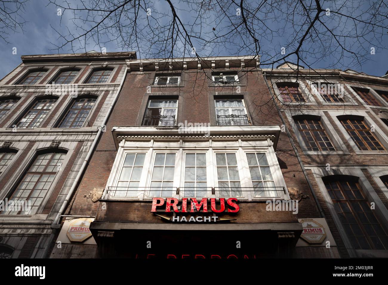 Photo d'un signe avec le logo de la bière Primus Haacht sur un bar de ...