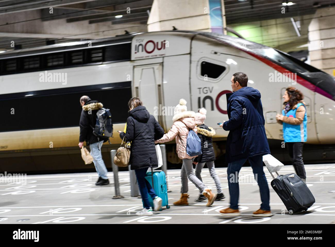 Grève à la SNCF, 60% du TGV sera annulé ce week-end. L'illustration montre des personnes ...
