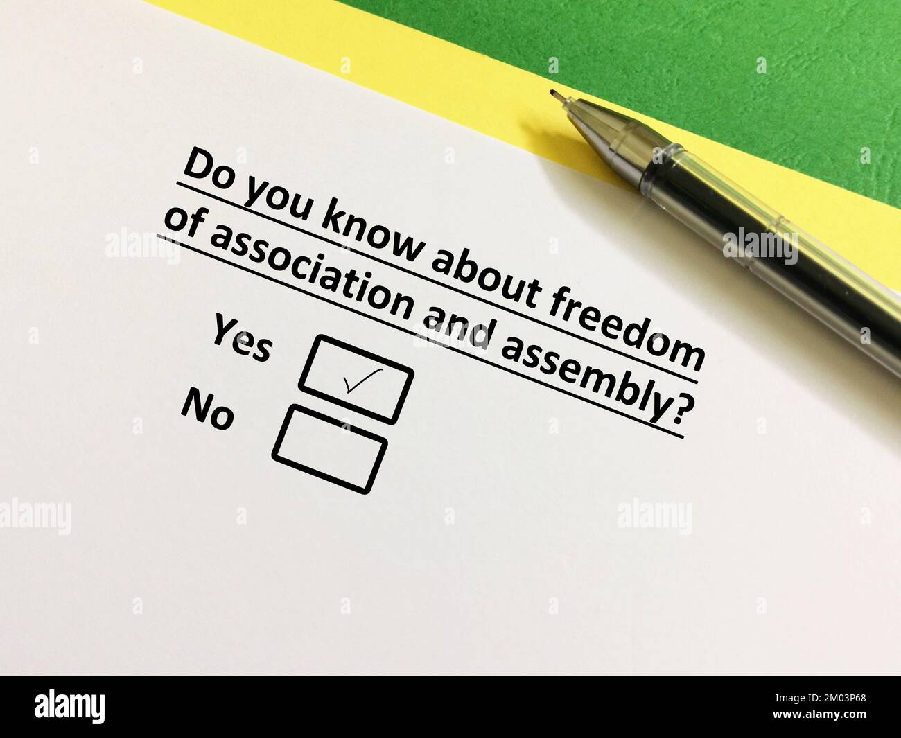 Une personne répond à une question sur la protestation et le mouvement ...