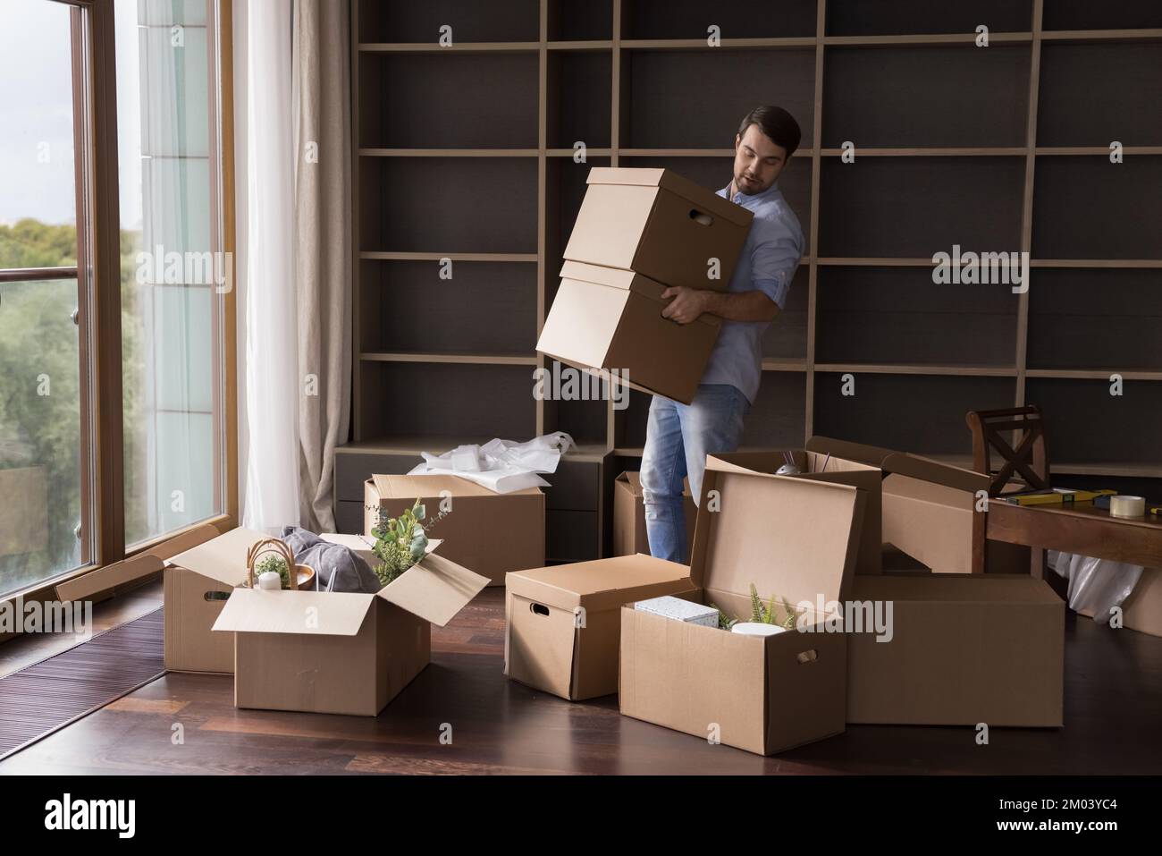 Homme tenant un emballage en carton Banque de photographies et d’images ...