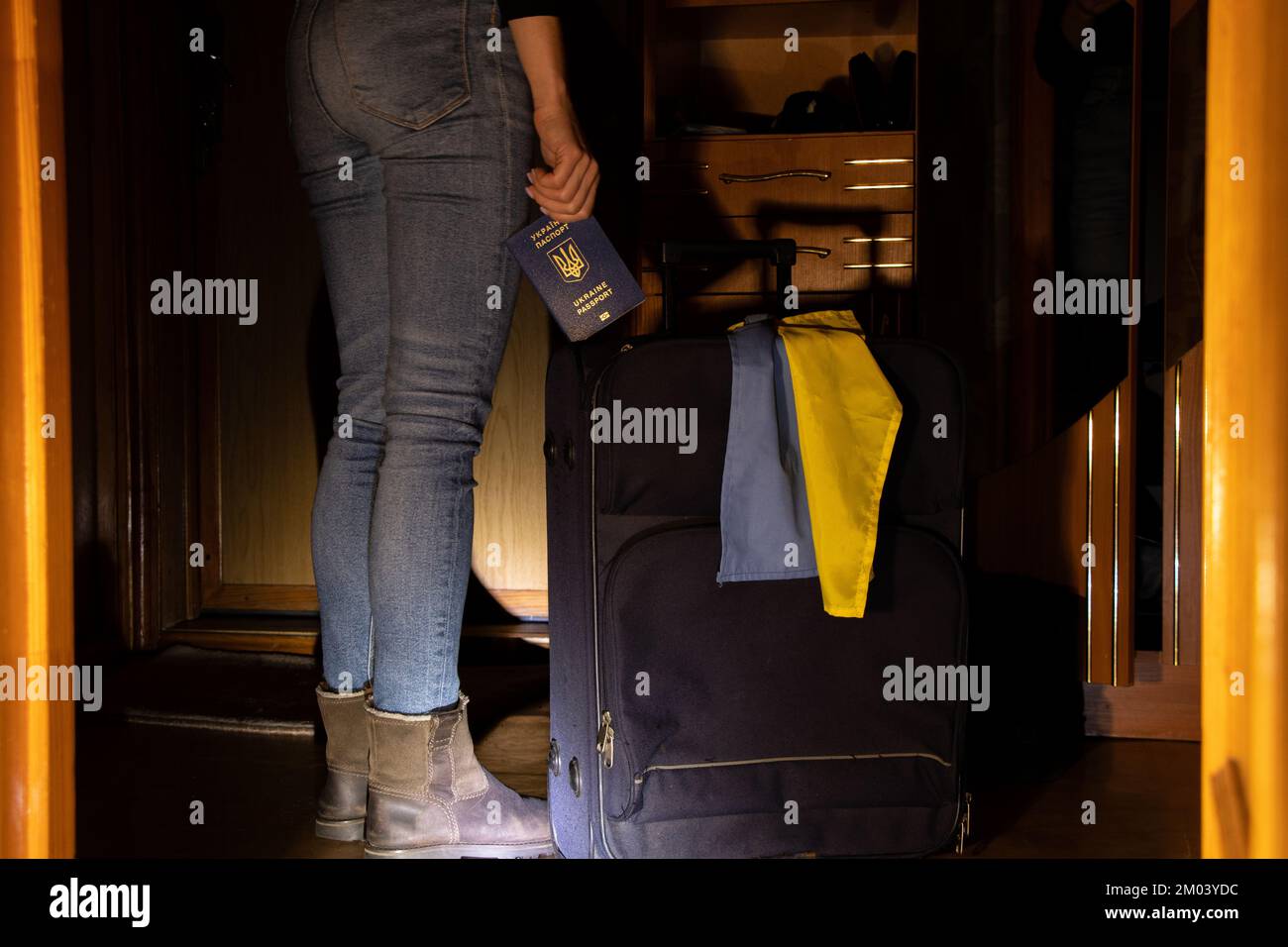 Une femme ukrainienne se tient près de la porte d'un appartement avec ... Une femme ukrainienne se tient près de la porte d'un appartement avec ...