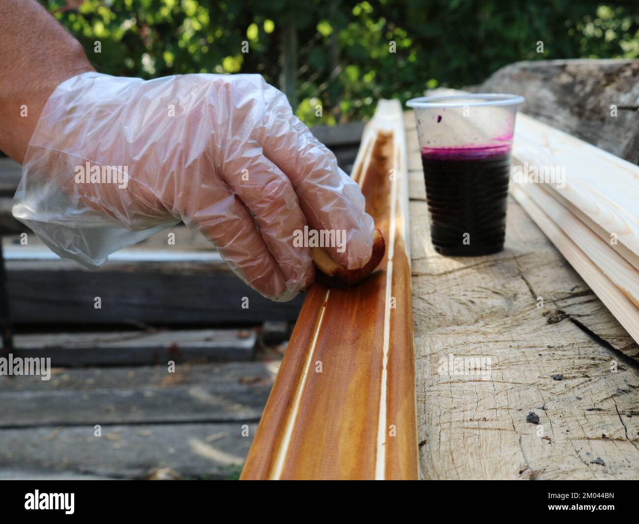 traitement d'une plinthe en bois avec une solution de manganèse pour ...
