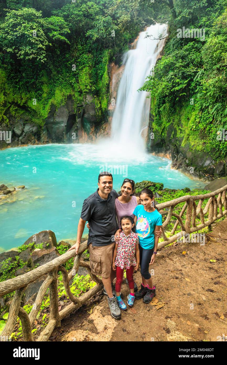 Famille à la cascade de Rio Celeste, parc national de Tenorio, Alajuela ...