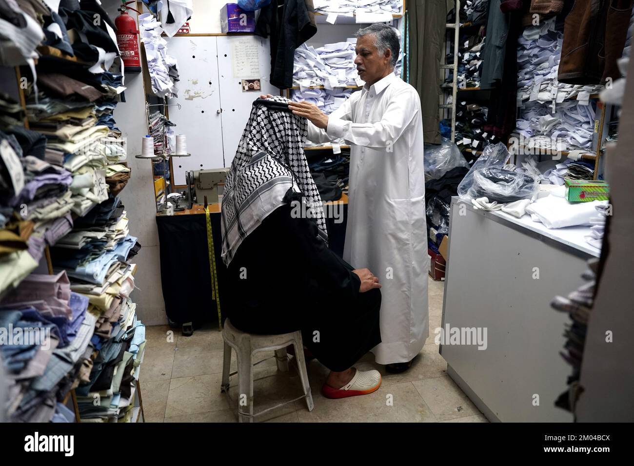 Une personne a une adresse de gutra installée dans un magasin de la ...