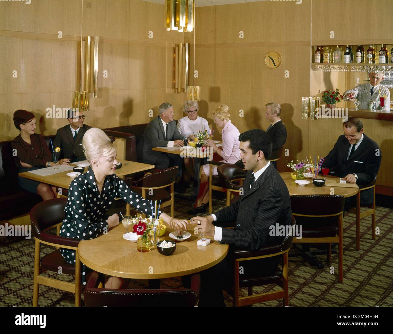 Dans le 1960s. Les gens dans le restaurant de l'hôtel Continental à ...
