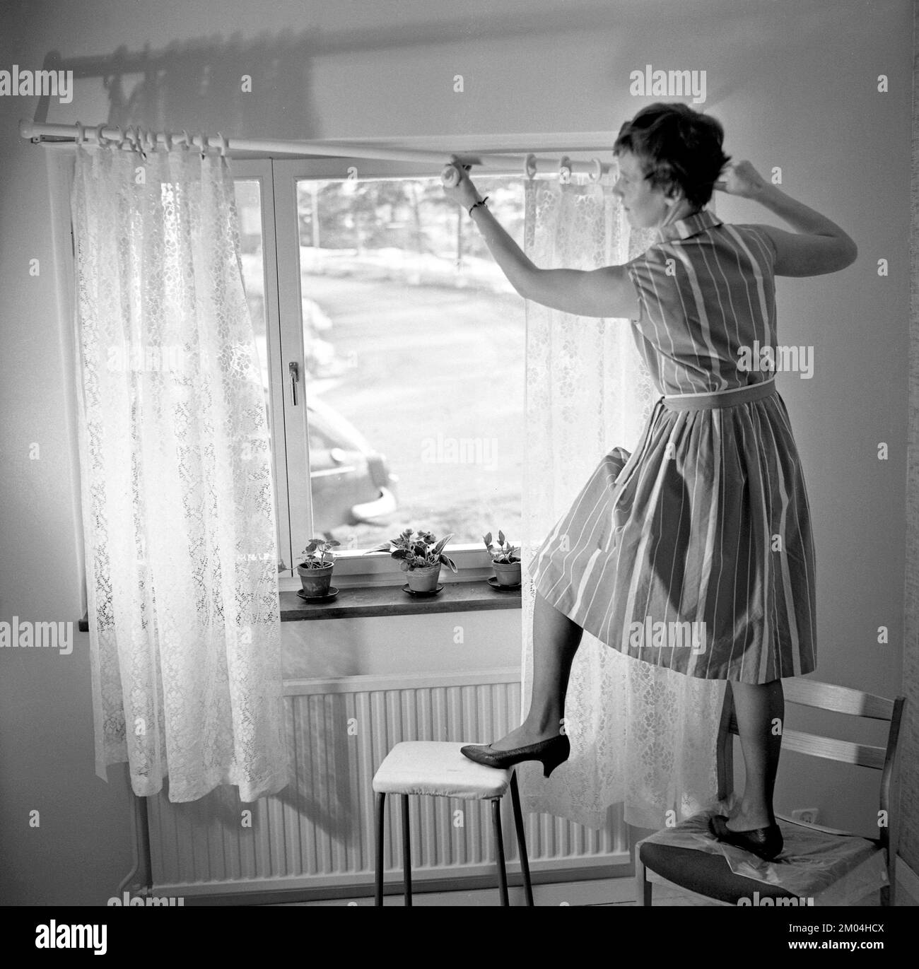 Femme seul sur une chaise Banque d'images noir et blanc - Alamy